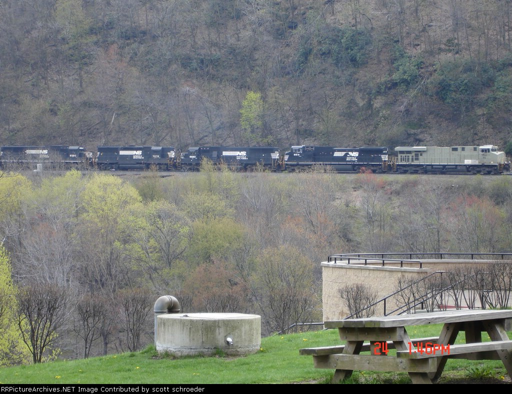 NS 7546, NS 9919, NS 6682, NS 7072 & NS 6580 all head EB around the curve